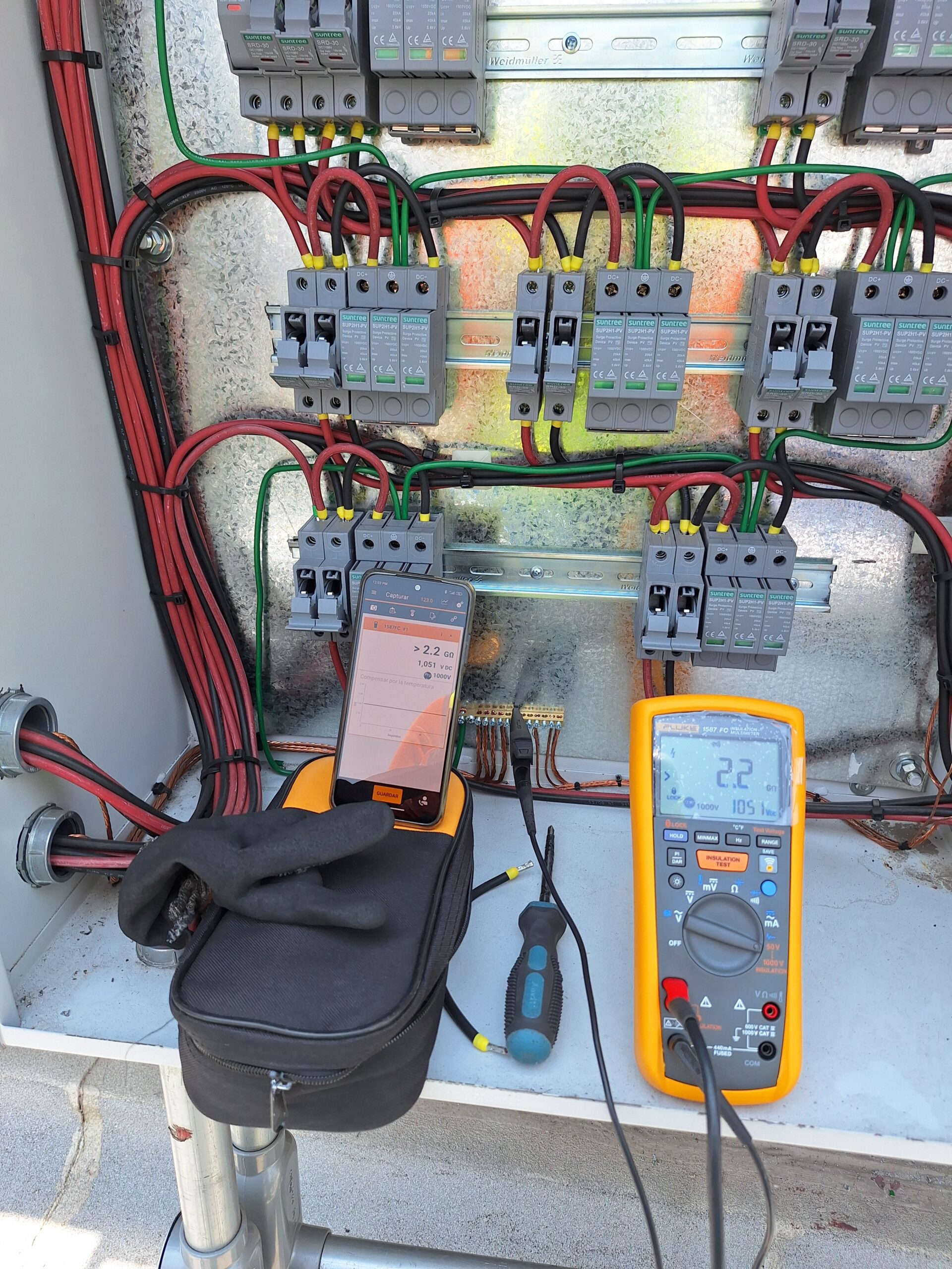 Prueba de Curva IV: Voltaje sobre corriente en paneles solares